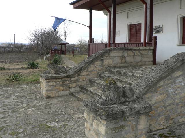 casa memorială Costache Negruzzi şi biserica familiei Negruzzi din ...
