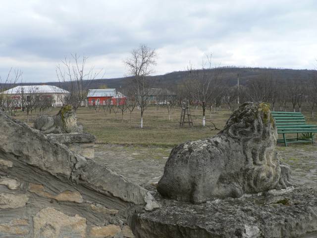 casa memorială Costache Negruzzi şi biserica familiei Negruzzi din ...